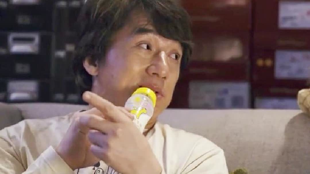 宝贝计划:哪有这样看小孩的,俩人坐着看电影,把小孩奶粉全喝了