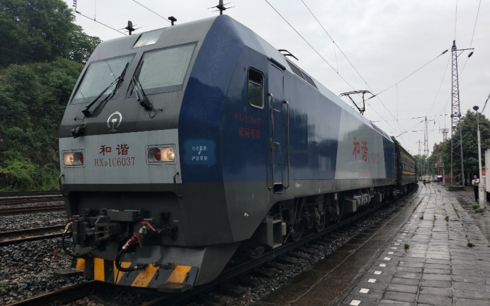 5612次列车小南海一道发车