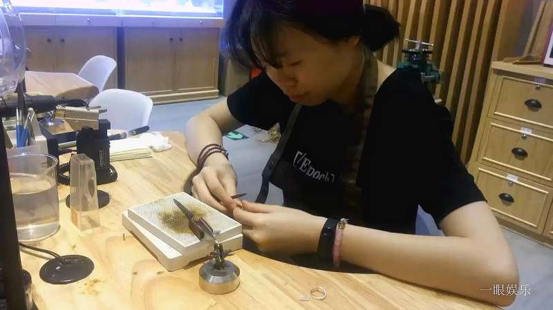 年轻女子花钱体验做手工艺人,双手灵巧制作银戒指,享受手工乐趣