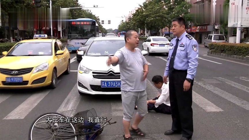 交通:轿车与自行车路口相撞,双方却不明白为何撞一起