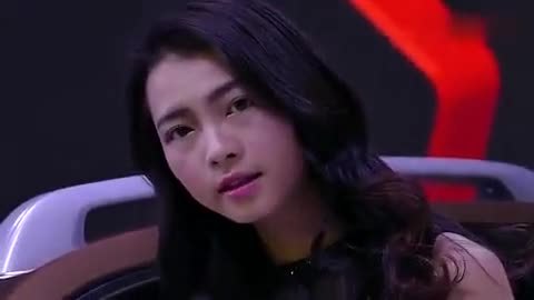 上海车展上的美女车模,五官立体颜值极佳,很迷人