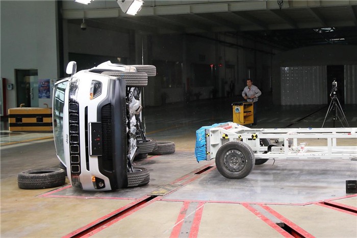 Jeep指南者C-NCAP碰撞测试侧翻