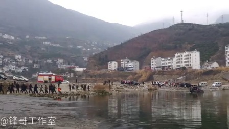 兴山司机在电站出水口洗车被冲河里,众人上演拔河大赛!