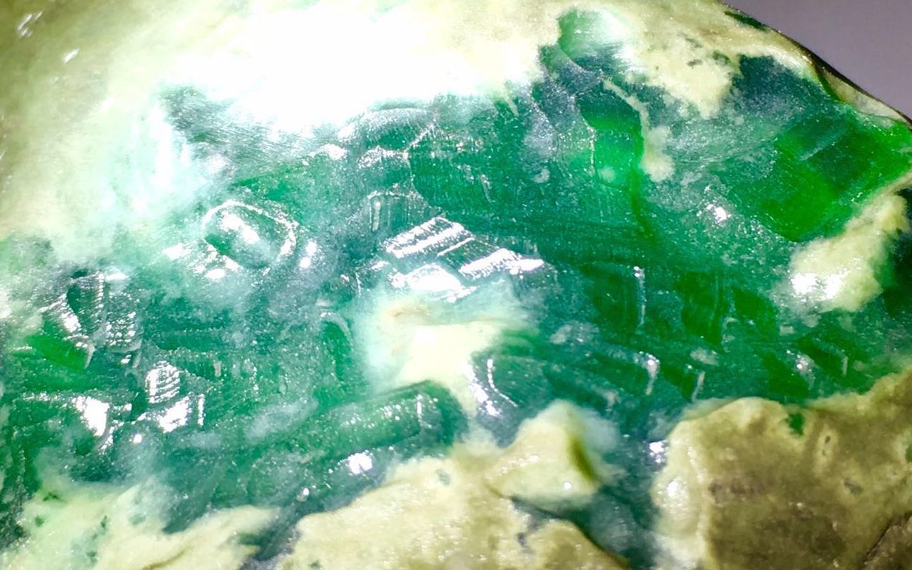 重达一吨的翡翠原石,一刀切开石破天惊,估值一百亿