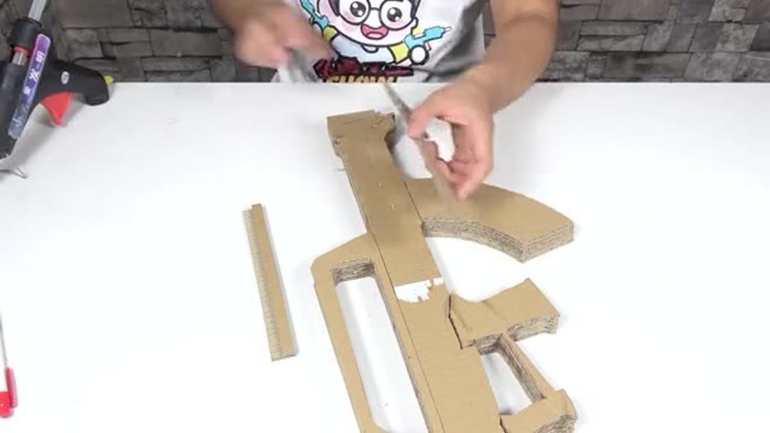 废纸板不要扔,手工达人教你制作95式突击步枪玩具模型