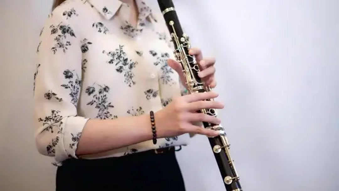 姑娘用单簧管演奏《那女孩对我说》,这水平也太赞了!