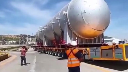 一次拉700多吨的重型卡车,司机这转弯的技术,年薪不下百万!