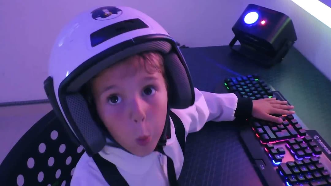 小朋友成为宇航员飞出外太空