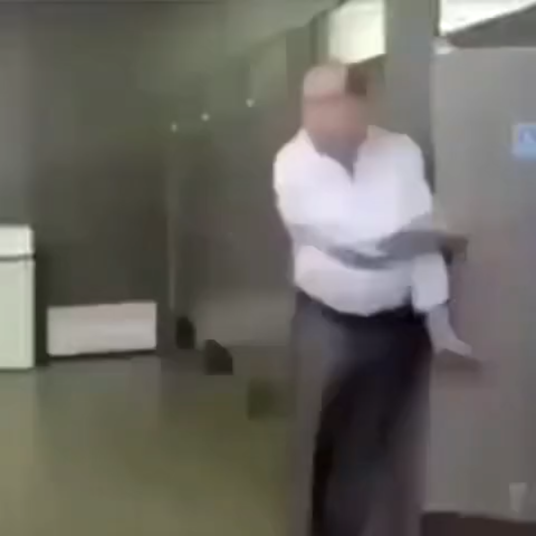 当你不小心走进残疾人专用卫生间