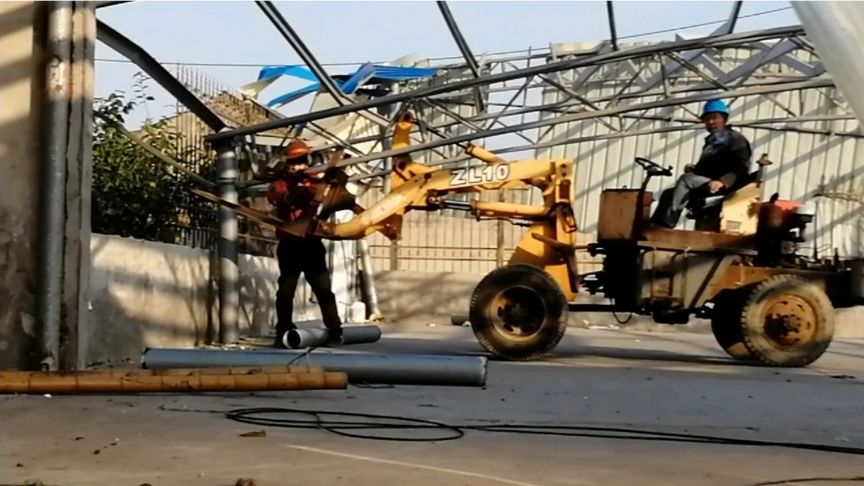 第一次看到用这种方式拆十多米跨度的彩钢棚,他们的胆子真大啊!