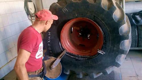 修车师父是如何修理货车轮胎的,不开车真是不知道