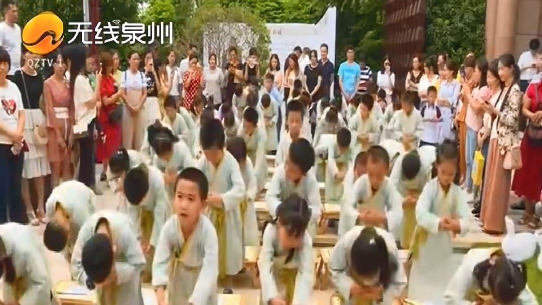 孔子诞辰开笔礼,一年级学生身穿汉服,感受传统文化入人