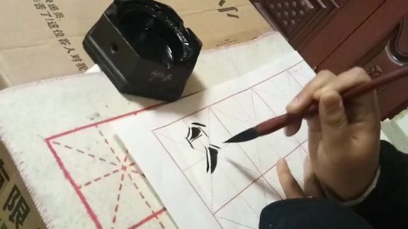 资深书法老师现场教学,书法中很重要的笔画,平撇和短撇的写法