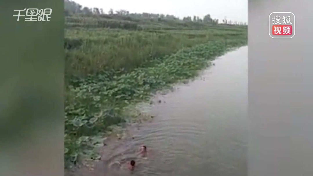 俩小伙一路狂奔跳河救落水女子