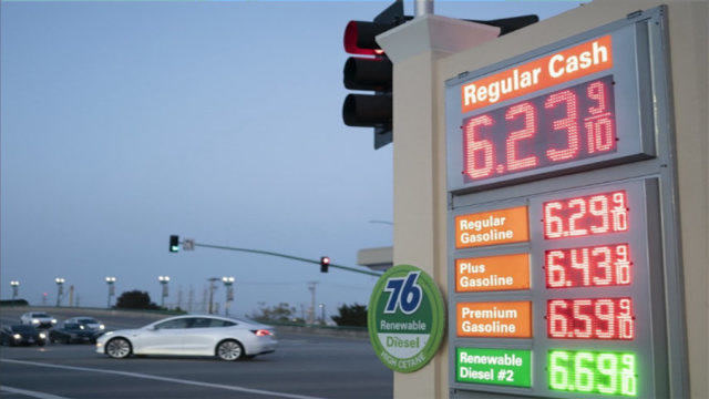 美国油价飙升,大通胀时代下,美国民众纷纷持枪走进典当行