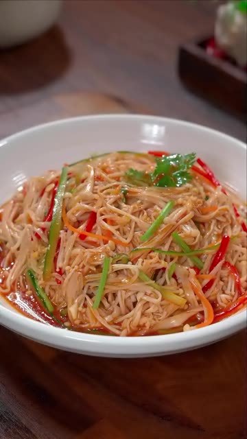 天热不想吃饭,就做这道凉拌金针菇,酸辣爽口,好吃又不腻