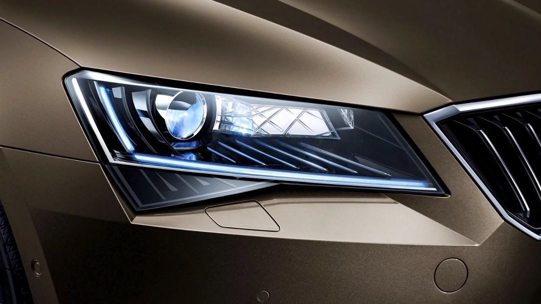 前大灯带透镜远近一体卤素灯怎么换LED?