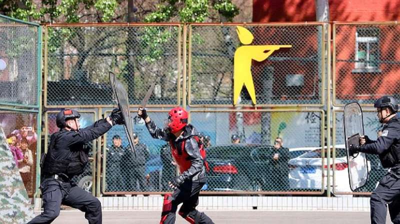 朝阳区幼儿园教师上起“反恐”课,约束叉、防暴盾牌学起来