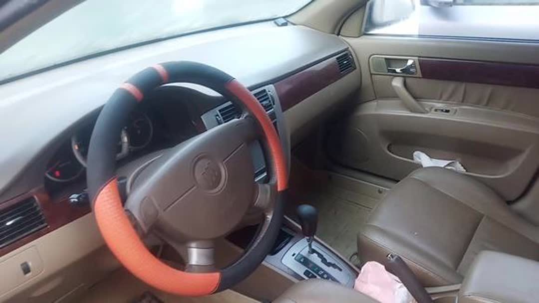 几千块钱的自动挡小车他来了,老款的别克凯越