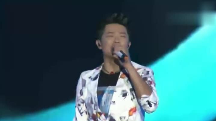 凤凰传奇嗨唱《自由飞翔》点燃全场气氛,动感旋律让人难以忘怀