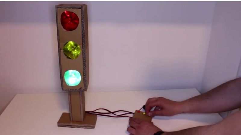用纸板制作一个红绿灯变换器?