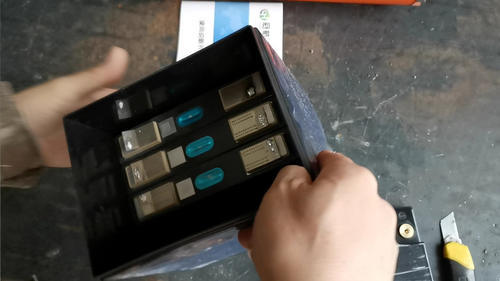 上网买了几个塑料电池盒!用来放三块单体锂电池