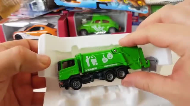 绿色的玩具垃圾车,自带一个垃圾桶,太好玩了!