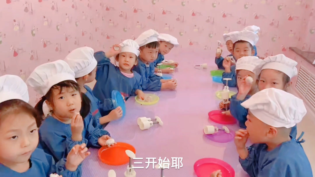 中秋快乐!幼儿园活动小朋友一起做月饼给爸爸妈妈家长们的留言