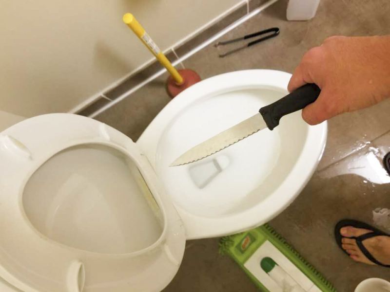 马桶堵塞,别再花钱请人疏通了,只需一点保鲜膜,教你轻松通马桶