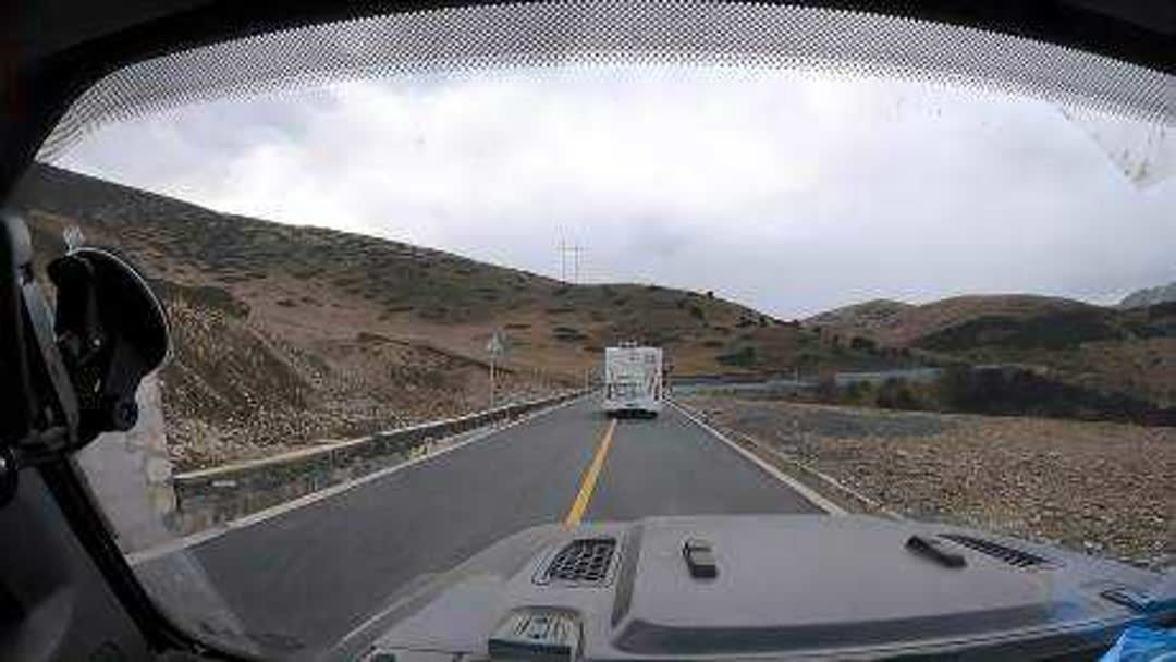 牧马人带领房车穿越越野路段,海拔4000高山爬坡,国产房车真可靠