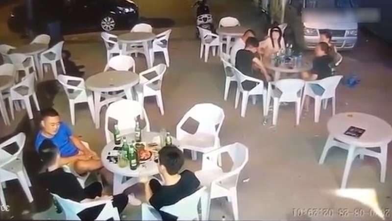 警方通报小车冲过夜市数人被撞飞:司机无证醉驾,4人受伤