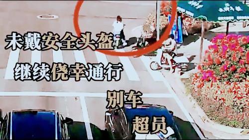 两女子骑电动车多次违规行驶,闯红灯时被过往车辆撞飞,小车有责任吗?