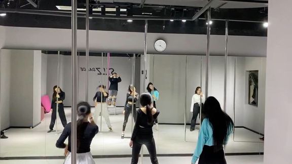 第一次近距离这么现实的看身边人跳钢管舞,传统的我表示有点.