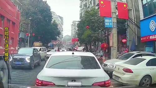 新手司机将前进挡挂成倒车档,幸亏人没事#监控下的一幕