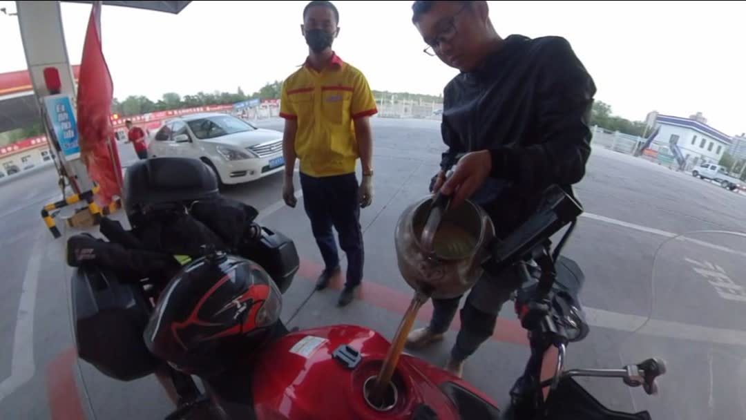 新疆的92油便宜到只要五元一升!但第一次遇到没有油卡不让加油!