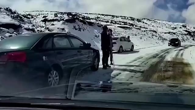 行车记录仪沃尔沃雪天打滑,老司机临危不乱