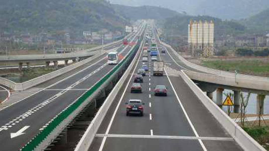 高速公路行驶,两种判断车距的方法,了解后日常开车更安全