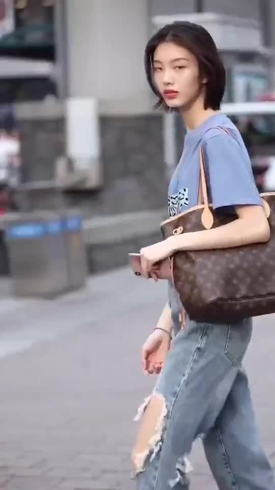 走路模特范儿的小姐姐,原以为很冷酷哪知道是个小可爱啊!