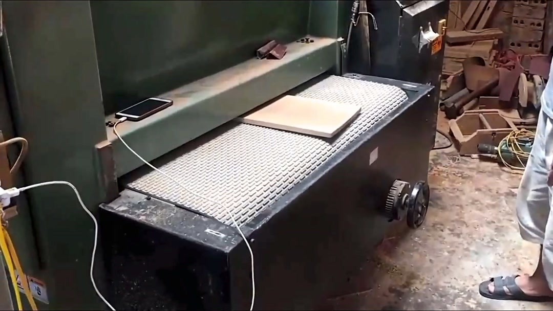 熟练的木工工匠做一套漂亮的厨房橱柜