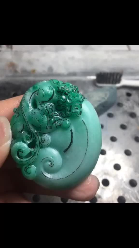 翡翠雕刻是件很枯燥的活儿,不过我很喜欢!