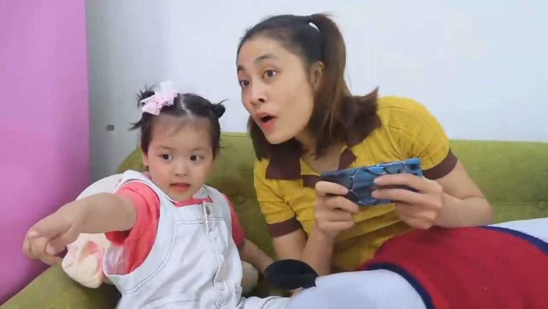 儿童亲子游戏:妈妈与宝贝女儿使用积木盖房子