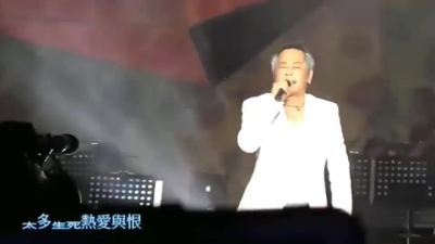 谁说王杰唱歌不行王杰演唱会现场被歌迷"逗笑",太可爱了!