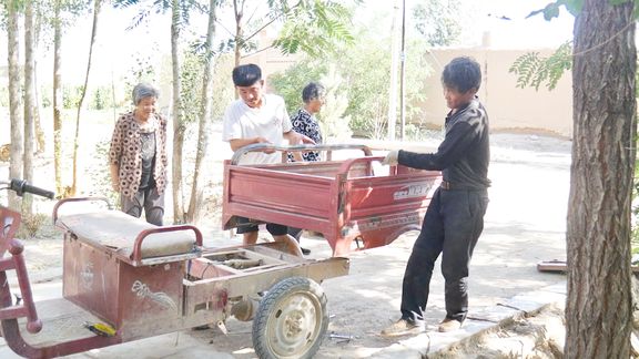 甘肃民勤农村都有的三轮电动车,电动车坏了,看看大叔怎么修