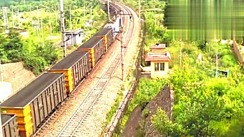 大秦铁路万吨重载列车爬坡看的眼花缭乱,数一数一共多少节