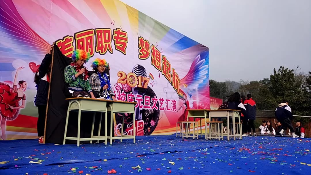 桃江县职业中专学校2017年元旦学生会节目“小人版新闻联播”