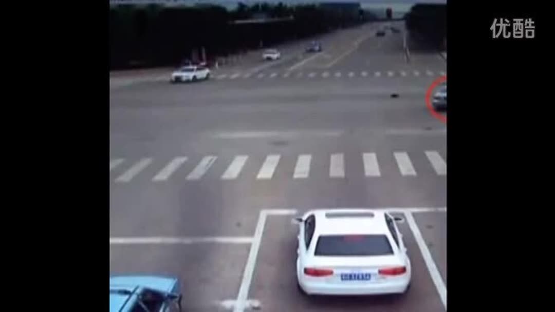电动车闯红灯酿车祸视频集锦