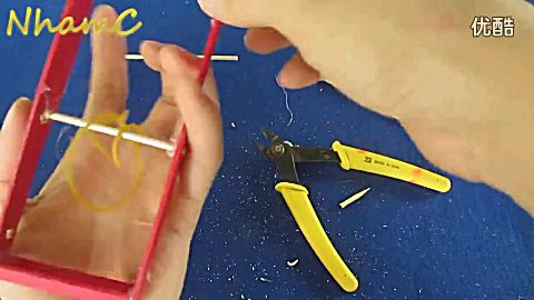 生活黑客:如何用冰棒棍制作橡皮筋动力车