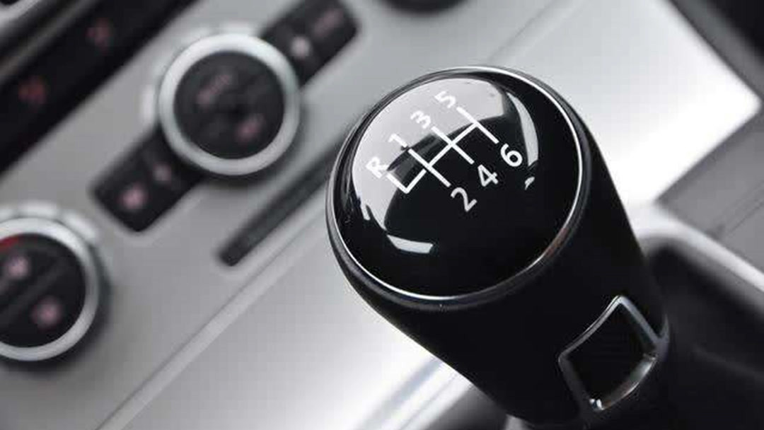 手动挡挂挡,千万不要这样做,毁车费钱还危险,可别说没有提醒你