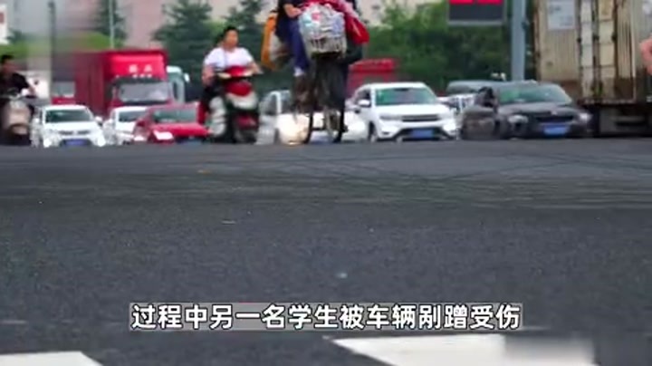 北京海淀警方:一人驾车强行进入某中学校园劫持学生,学生已获救