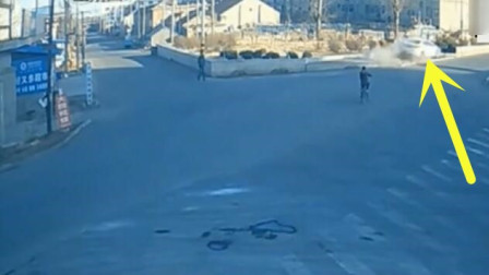 自行车小伙回家路上,突然眼前发生悲惨一幕,监控拍下事故全过程